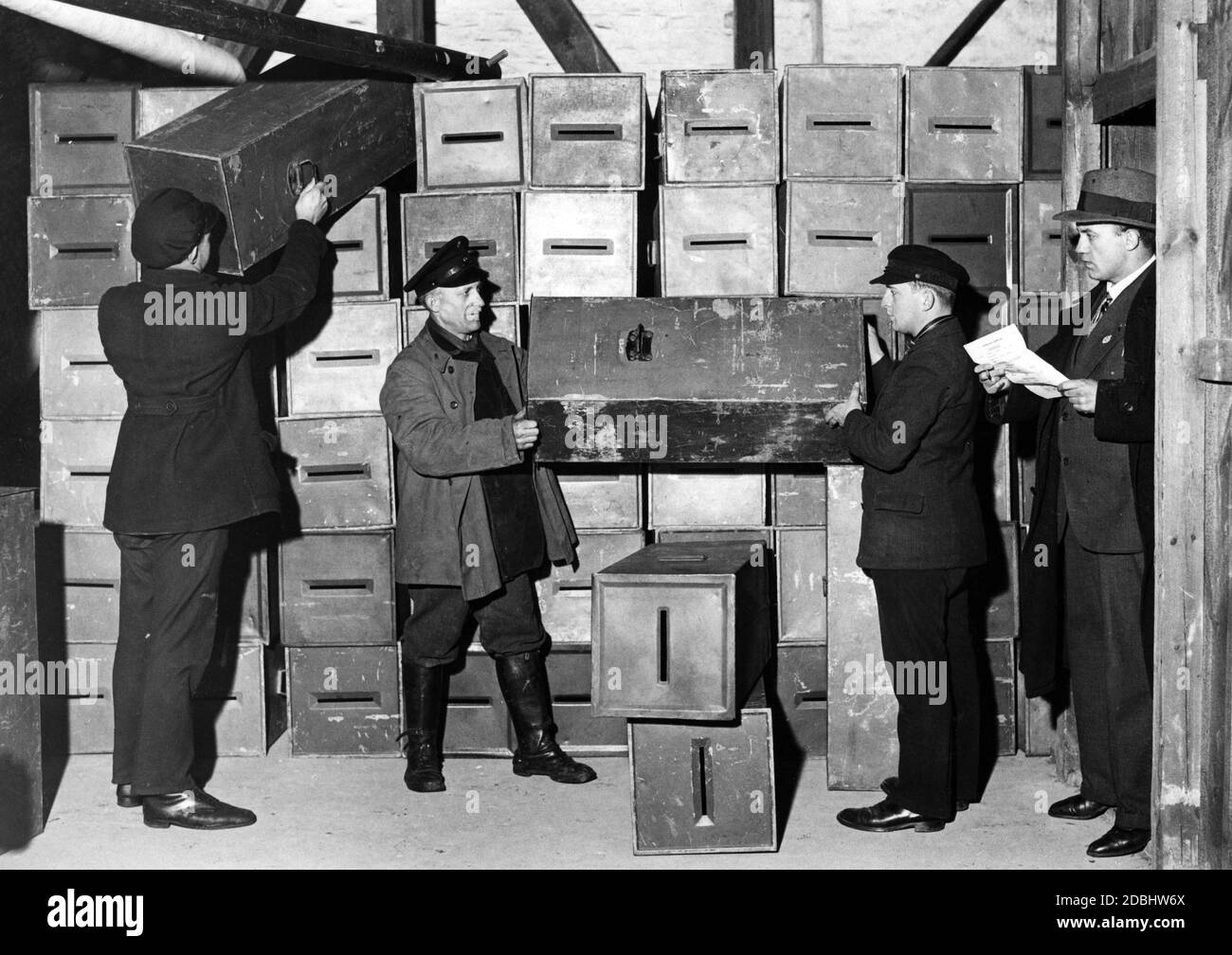 Removal boxes Black and White Stock Photos & Images - Alamy