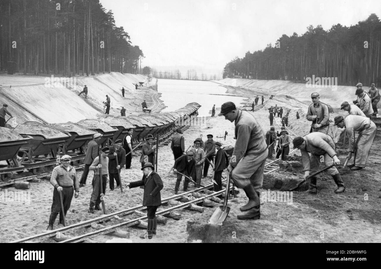 Construction autobahn 1930s germany hi-res stock photography and images ...