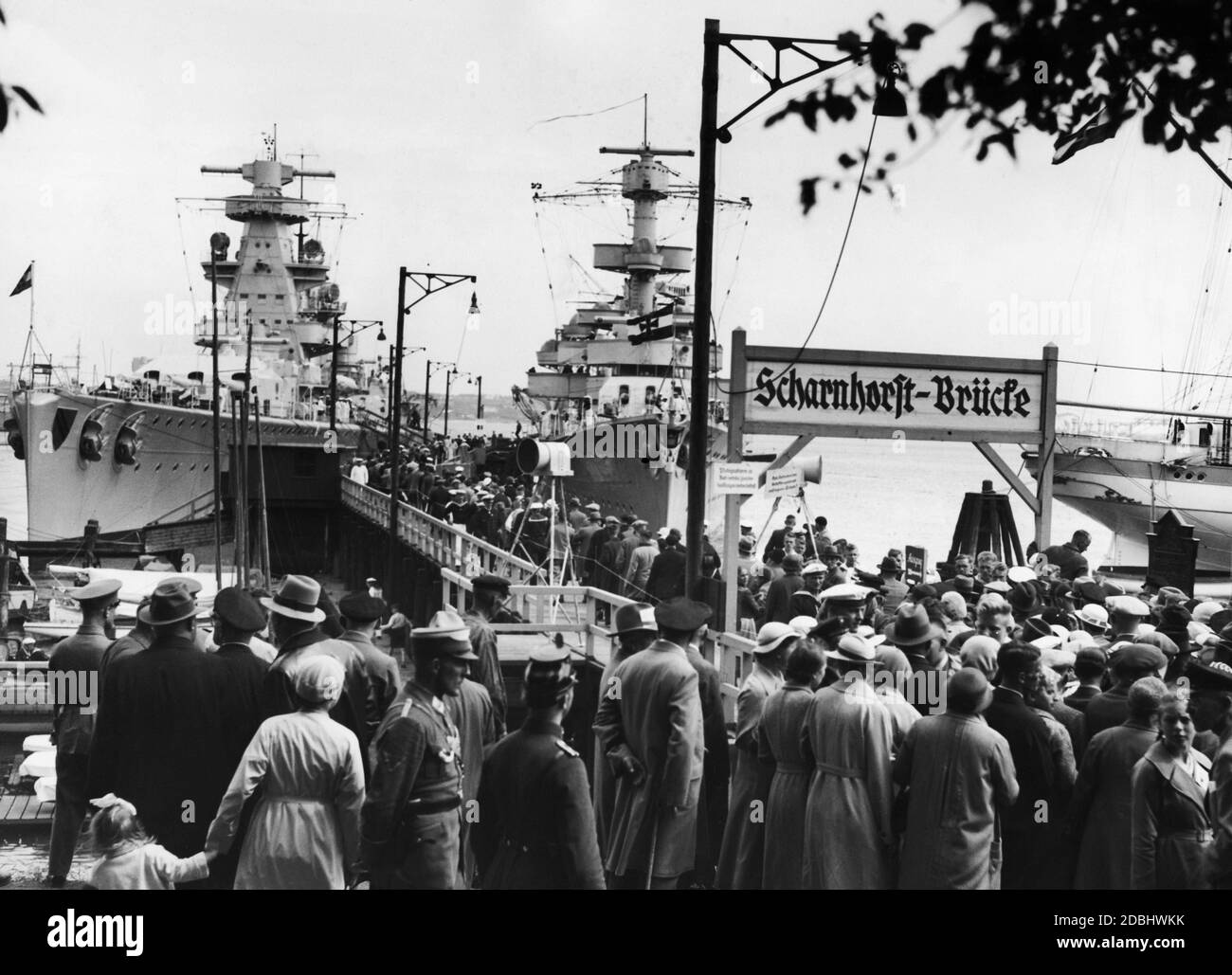 "A crowd in front of the ships ""Admiral Scheer"" and the cruiser ...