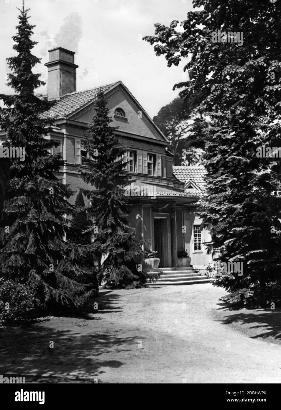 "View of the house and participants of the Reichsbraeuteschule (""Reich ...