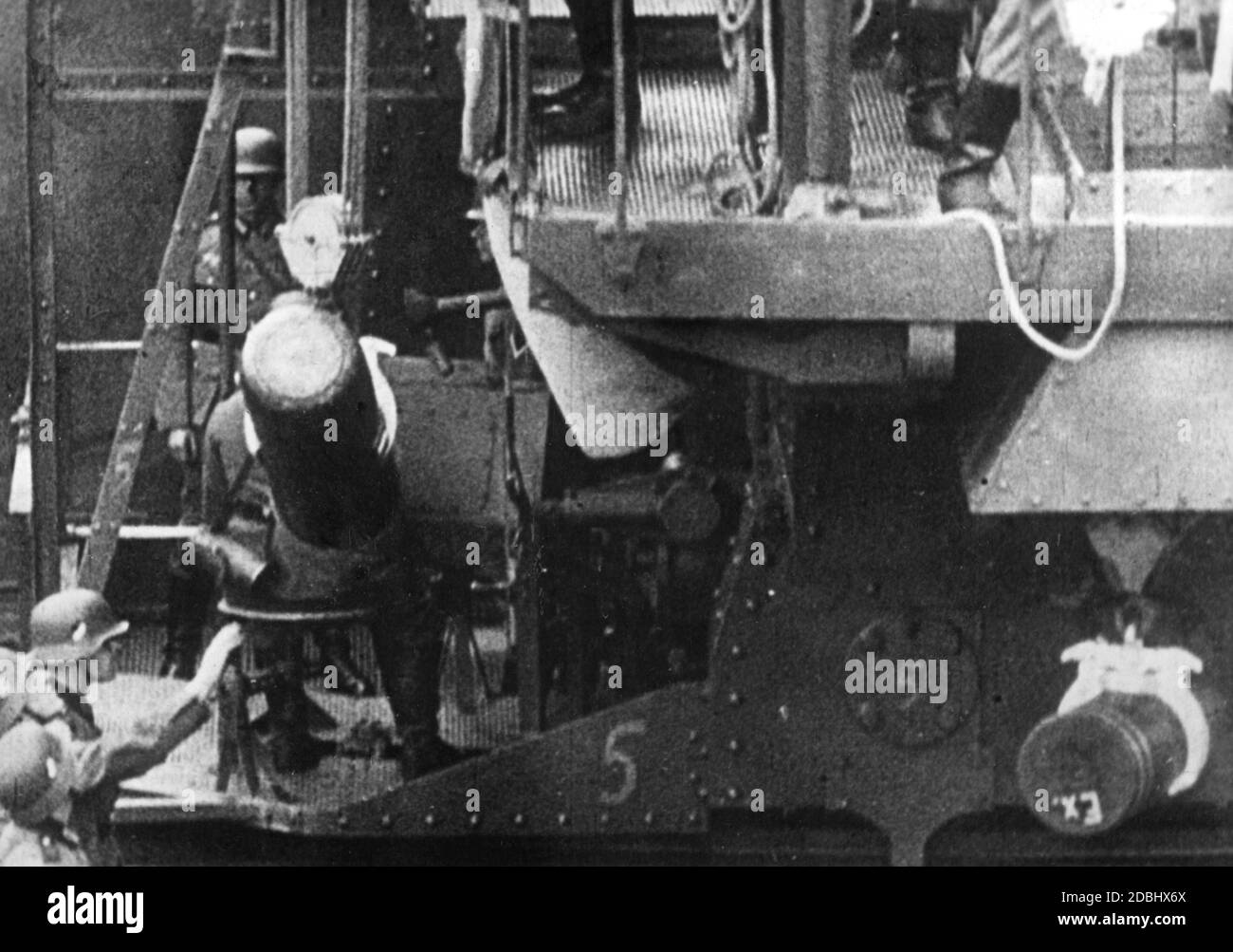 Line of artillery guns hi-res stock photography and images - Alamy