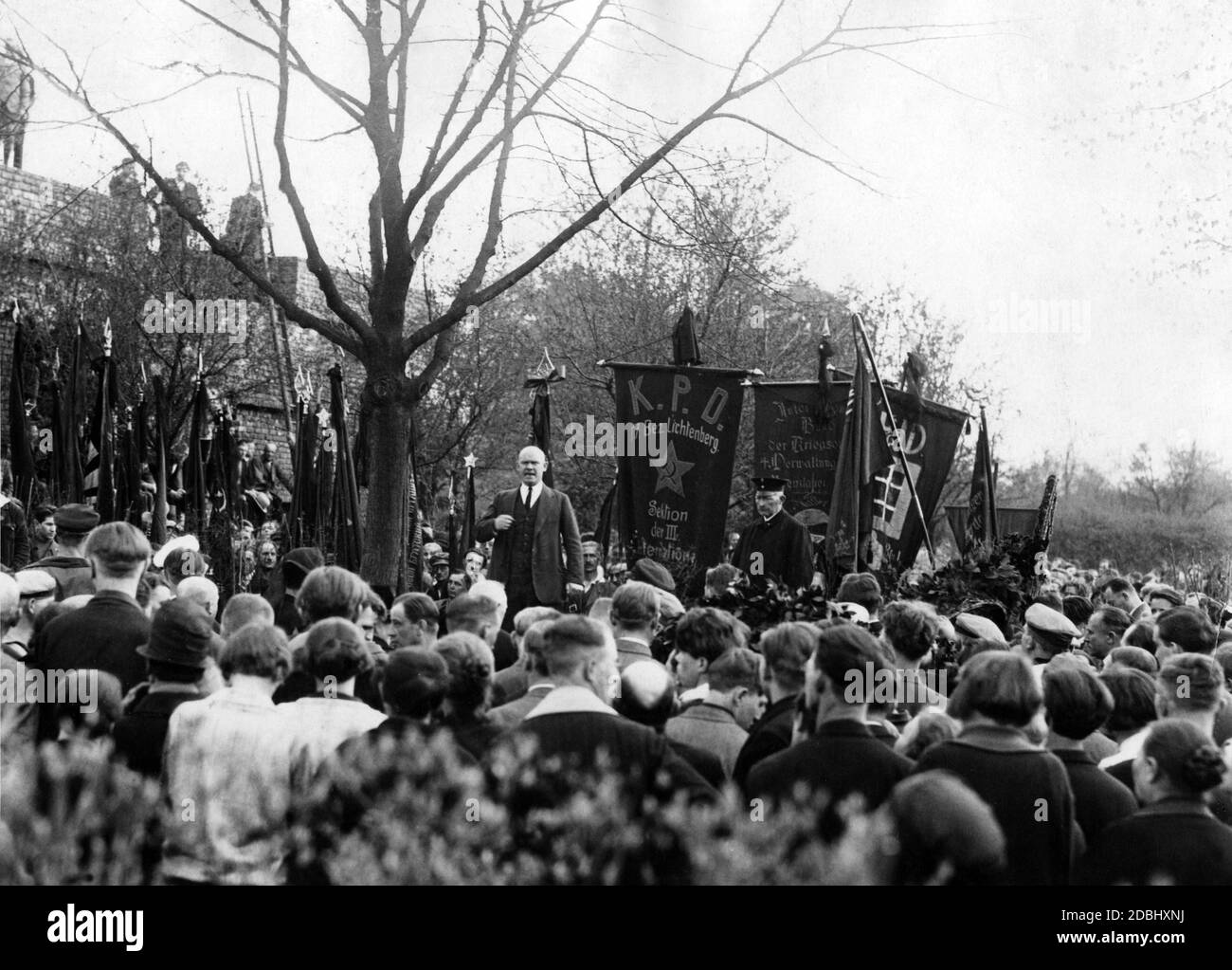 Ernst Thaelmann gives an eulogy at the funeral of three KPD members ...