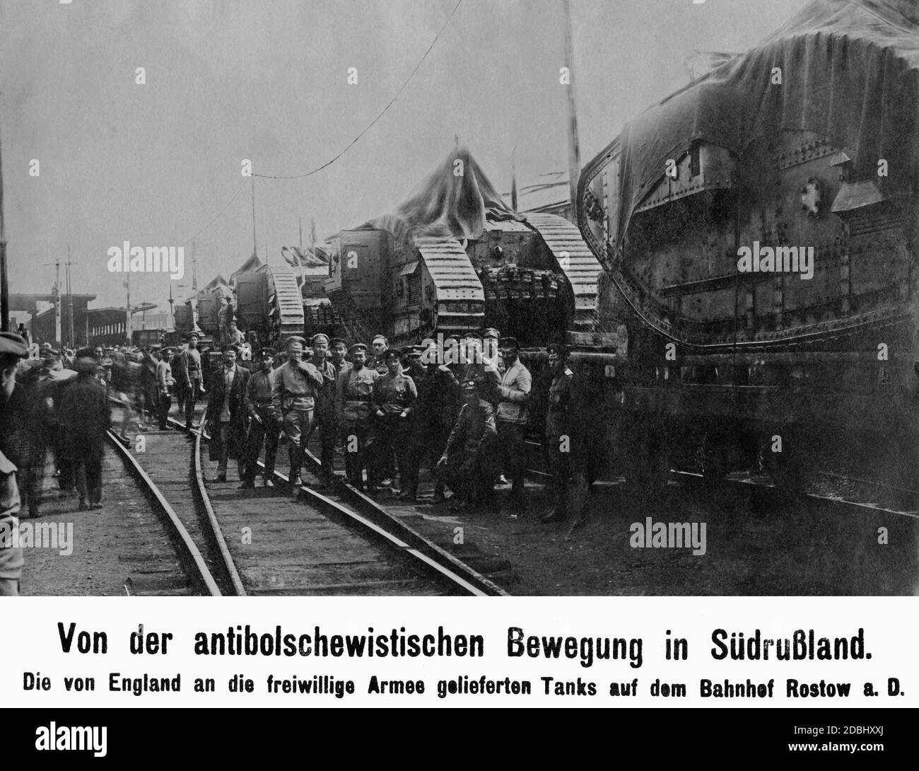 Army tanks on a train hi-res stock photography and images - Alamy