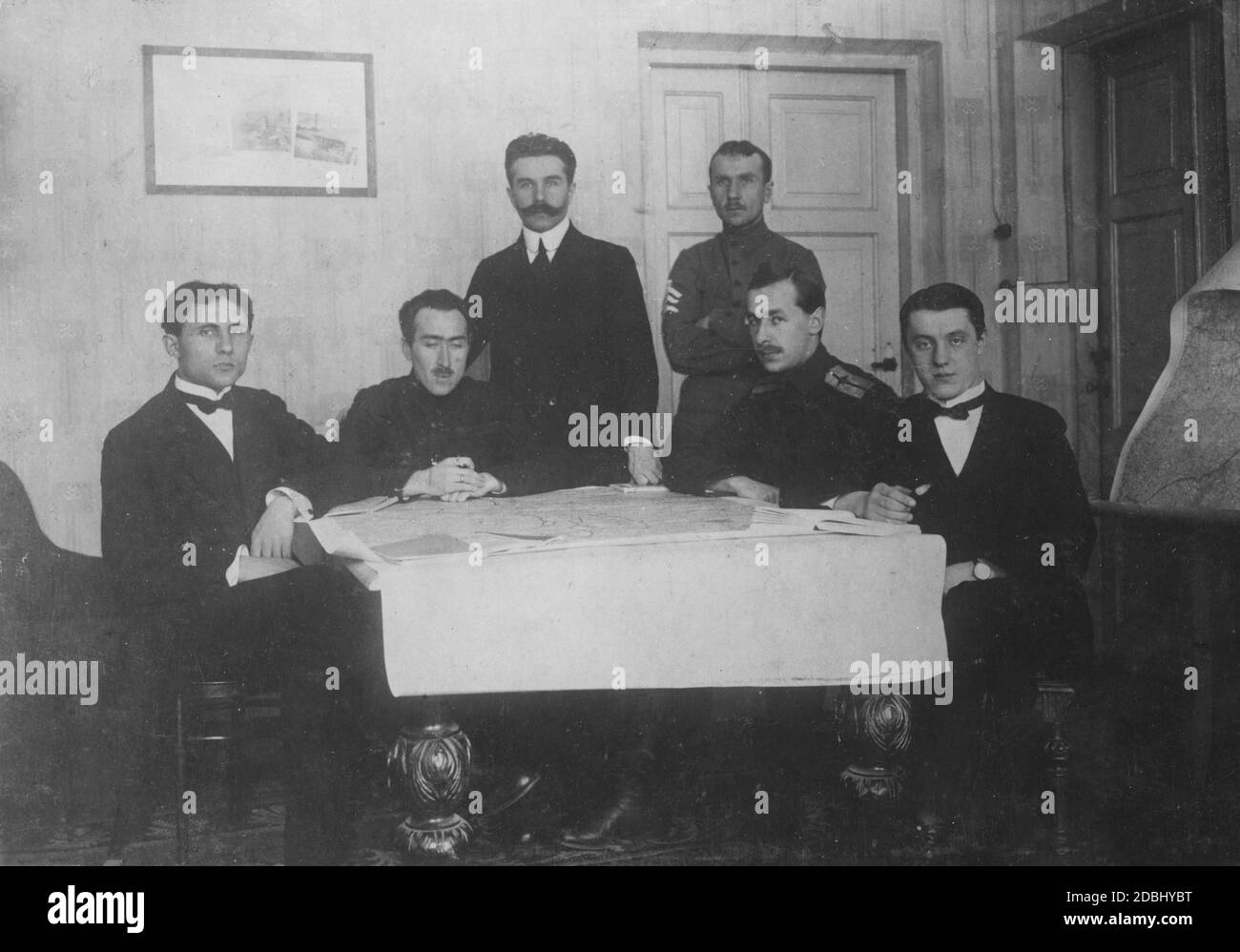 Negotiations table Black and White Stock Photos & Images - Alamy