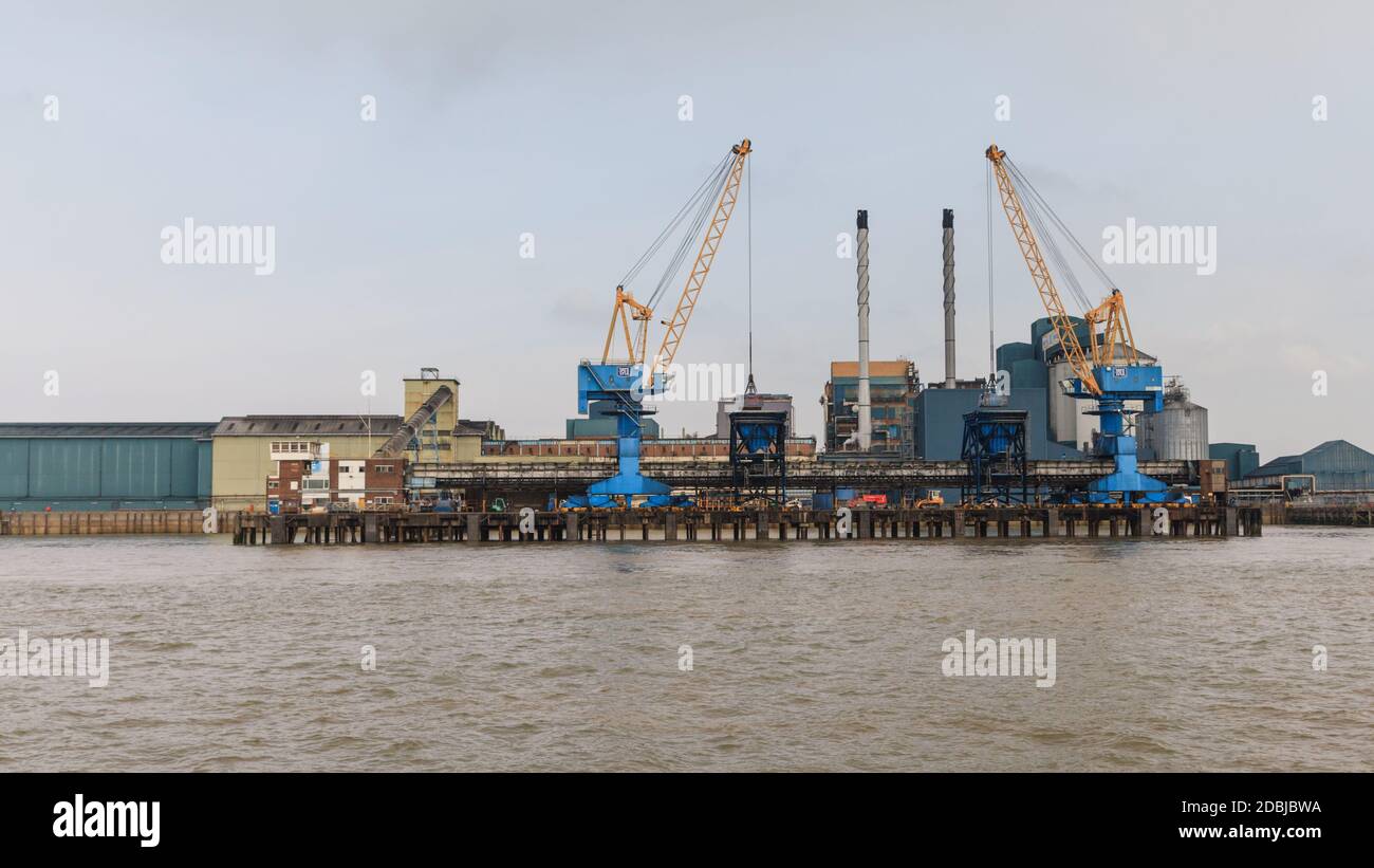 The Tate and Lyle sugar refinery, Silvertown plant factory on the River ...