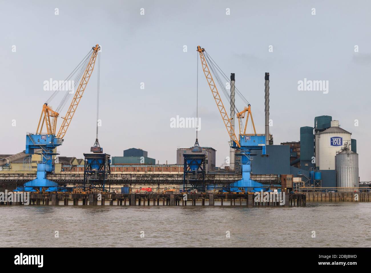 The Tate and Lyle sugar refinery, Silvertown plant factory on the River ...