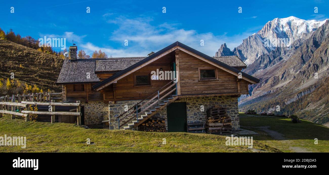 Refuge bonatti hi-res stock photography and images - Alamy