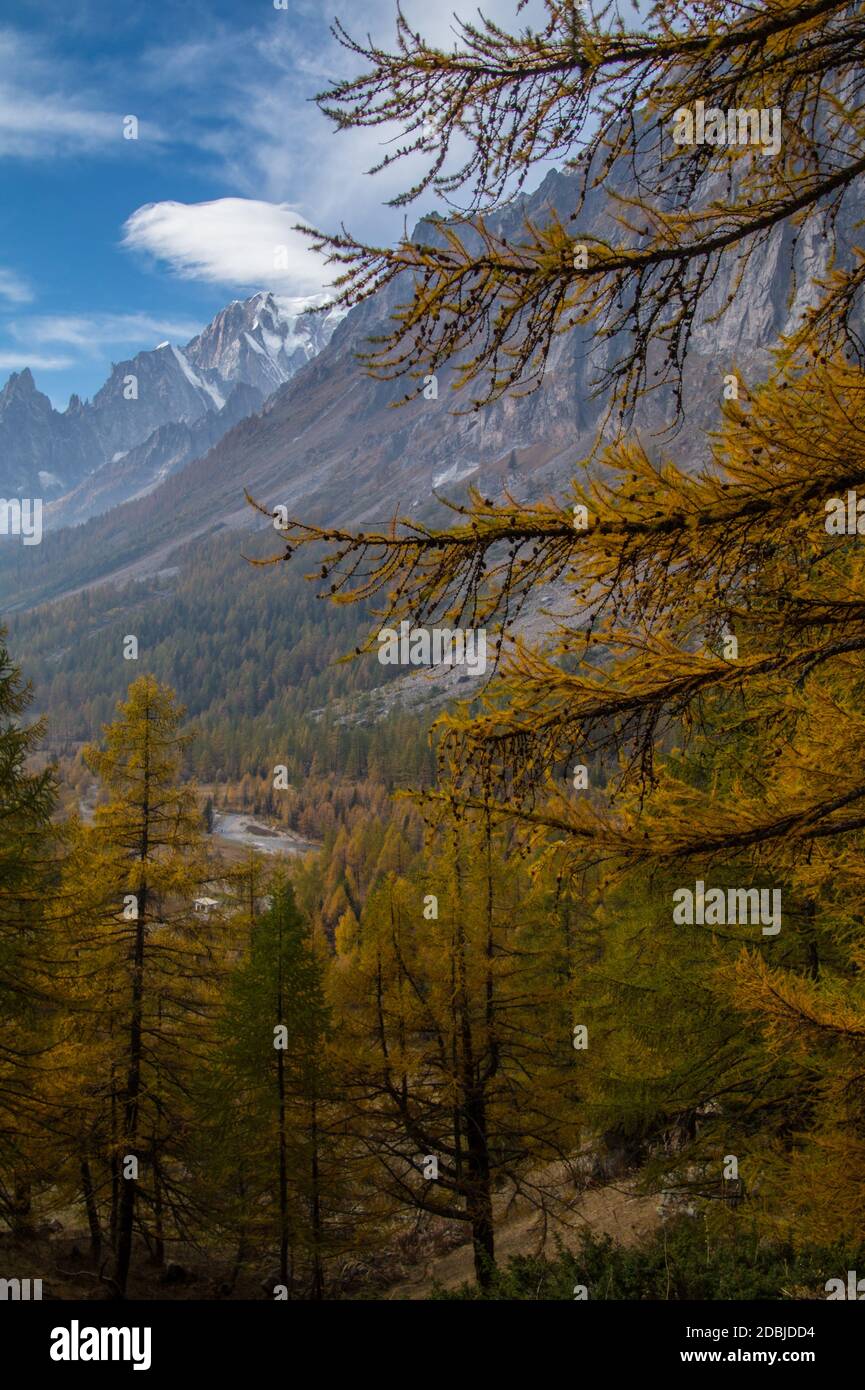 Refuge bonatti hi-res stock photography and images - Alamy