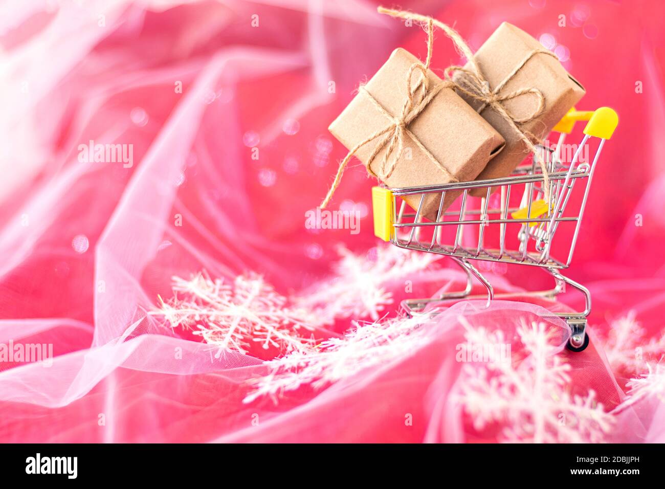 Christmas tree shopping trolley hi-res stock photography and images - Alamy