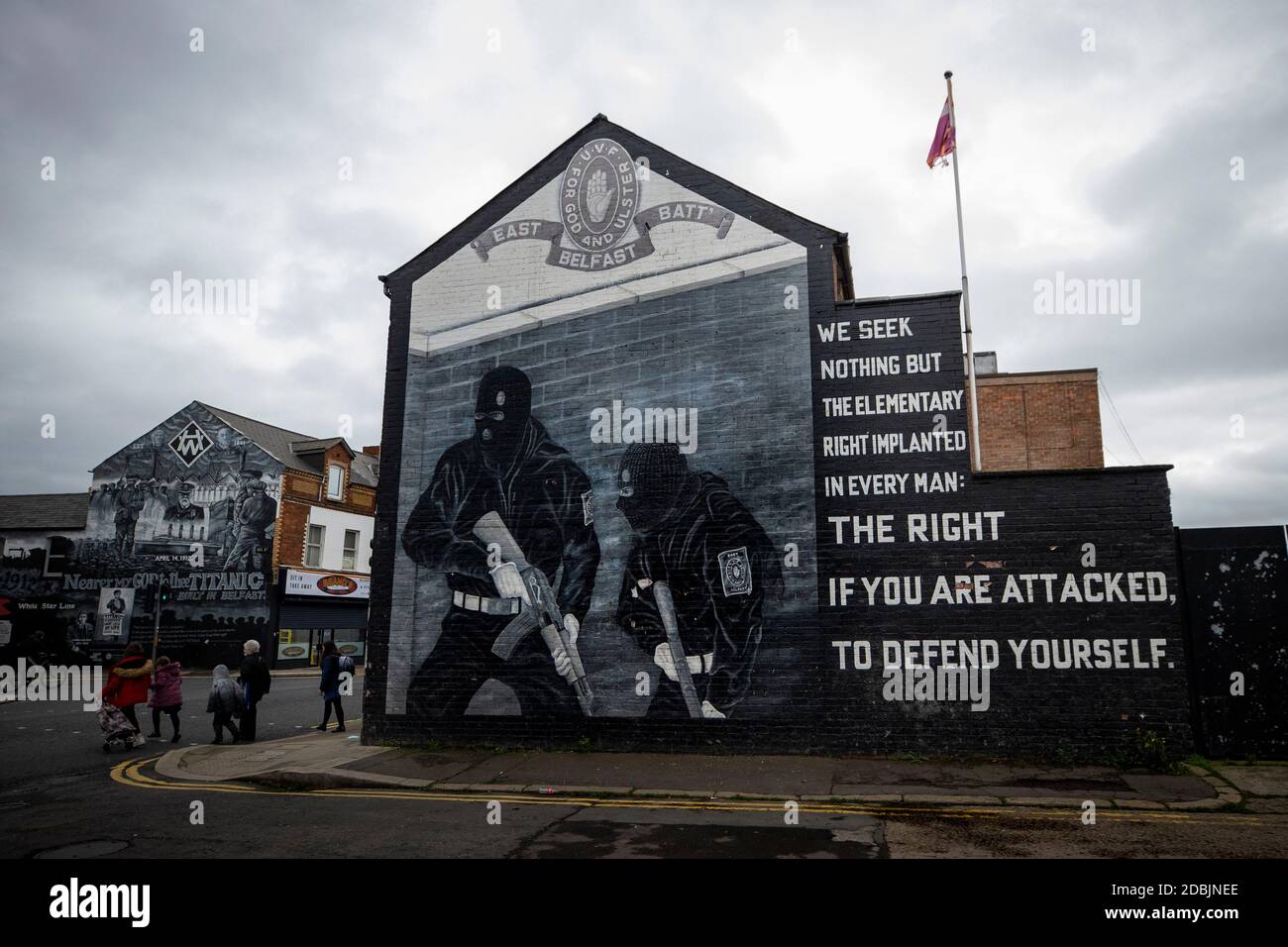 A loyalist paramilitary mural on the newtownards road in belfast hi-res ...