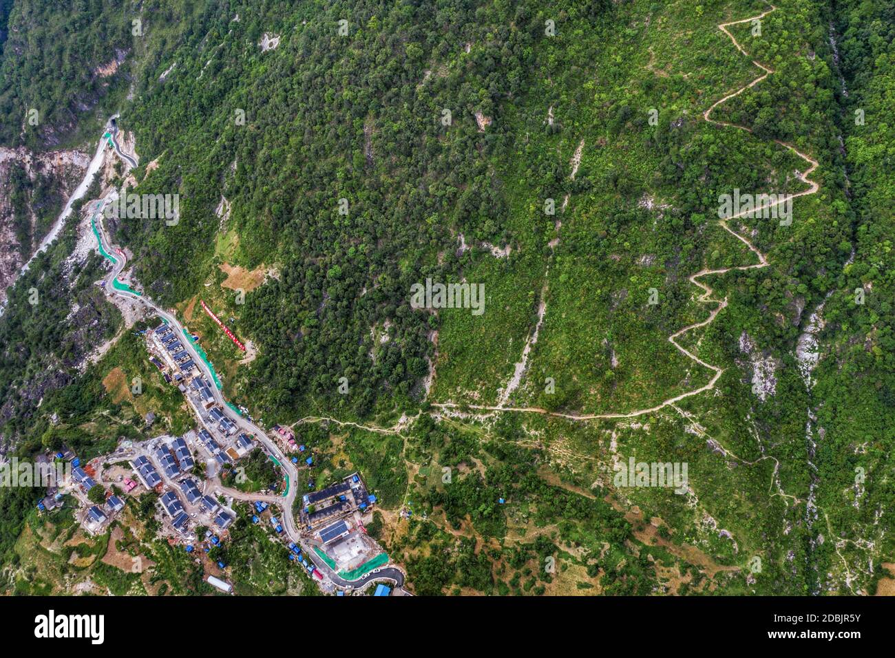 (201117) -- CHENGDU, Nov. 17, 2020 (Xinhua) -- Aerial photo taken on ...