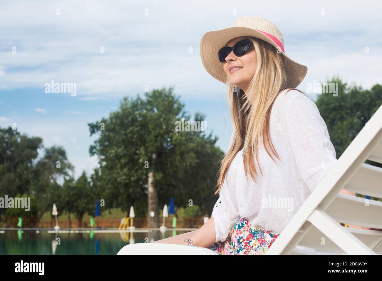 Lady relaxing poolside hi-res stock photography and images - Alamy