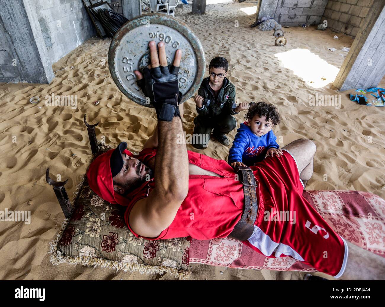 Gaza City, The Gaza Strip, Palestine. 17th Nov, 2020. A Palestinian ...
