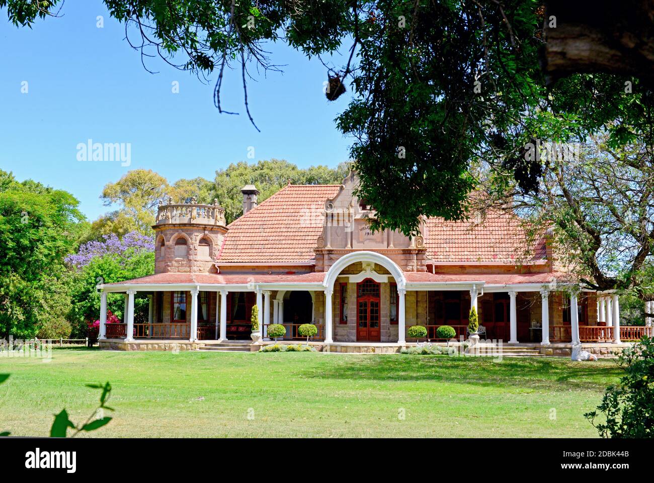 An old dutch style house in oudtshoorn hi-res stock photography and ...
