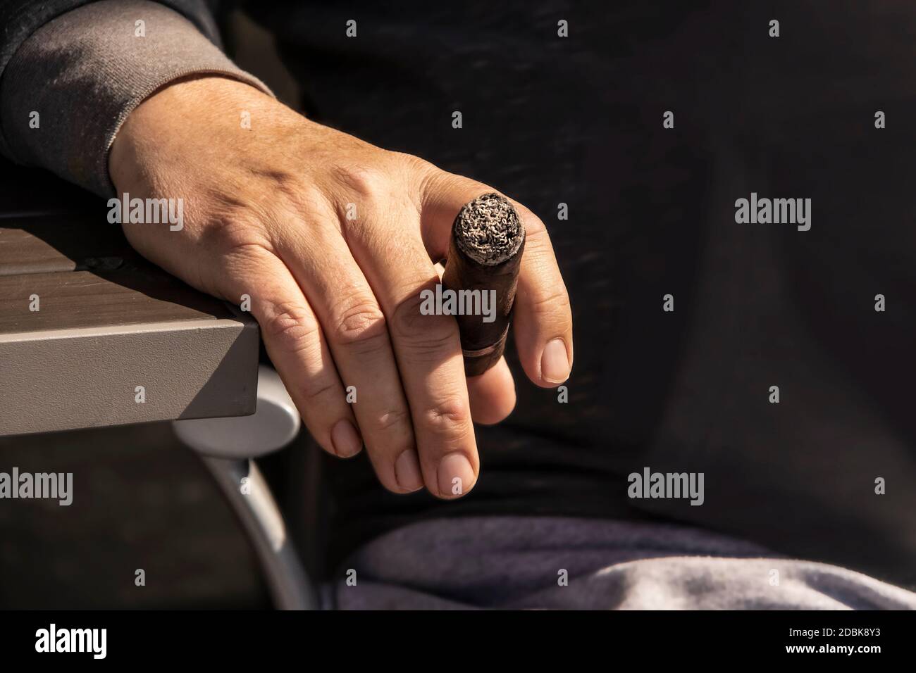 Hand holding cigar hi-res stock photography and images - Alamy