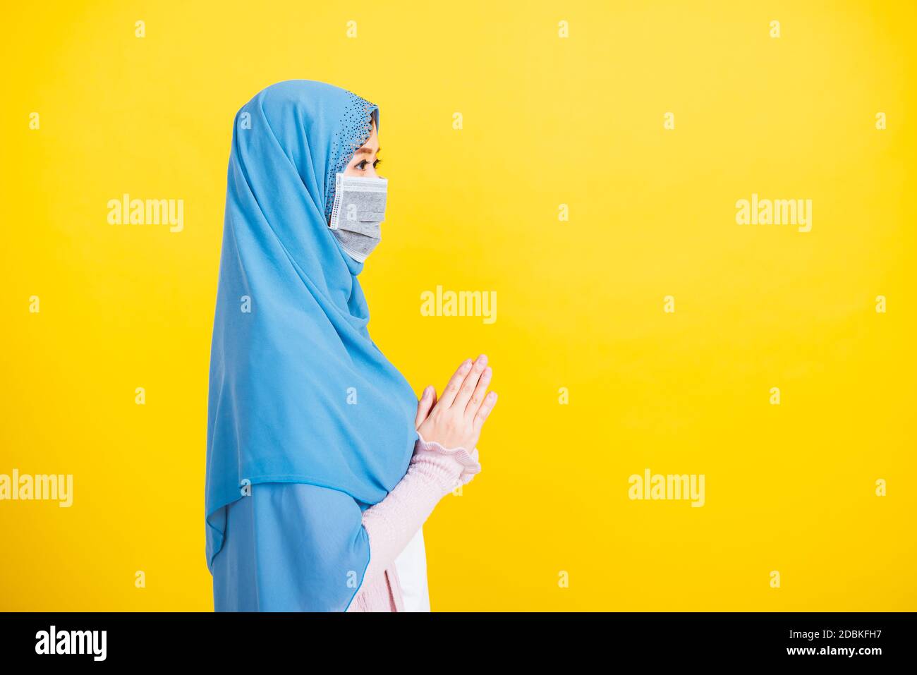 Young muslim woman traditional mask hi-res stock photography and images ...