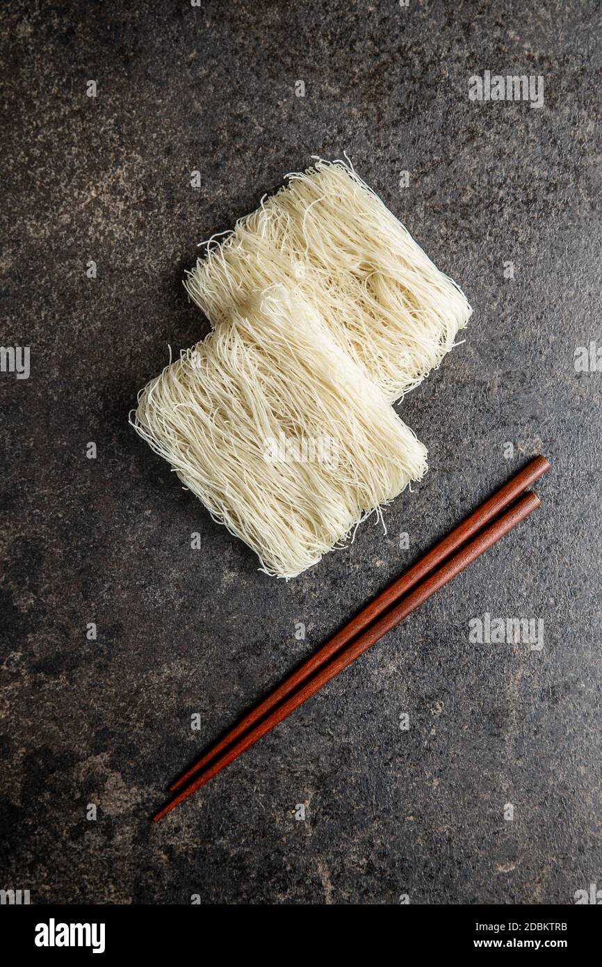 White rice noodles hi-res stock photography and images - Alamy
