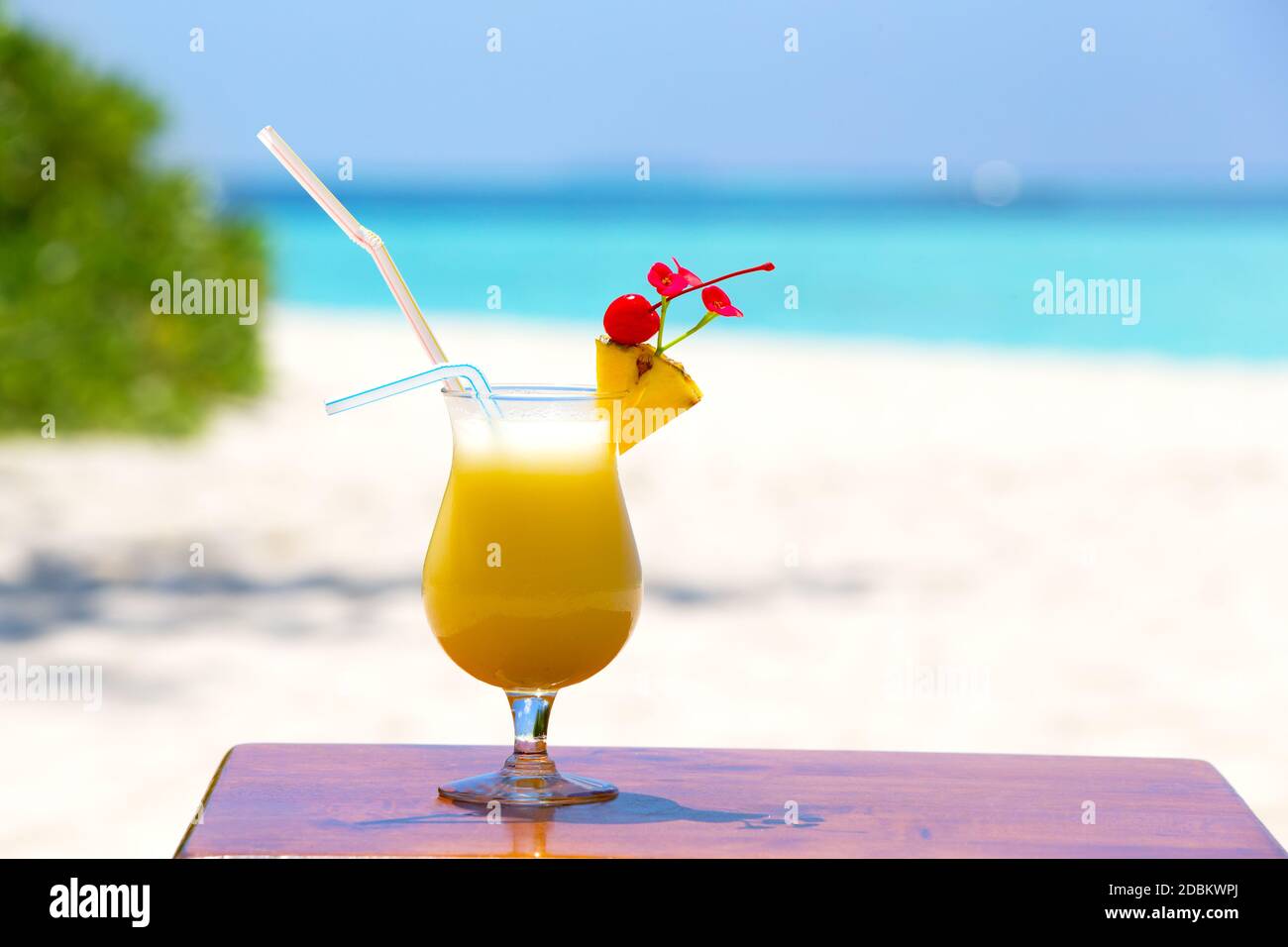 Coloerful cocktail and beverage on the beach Stock Photo - Alamy