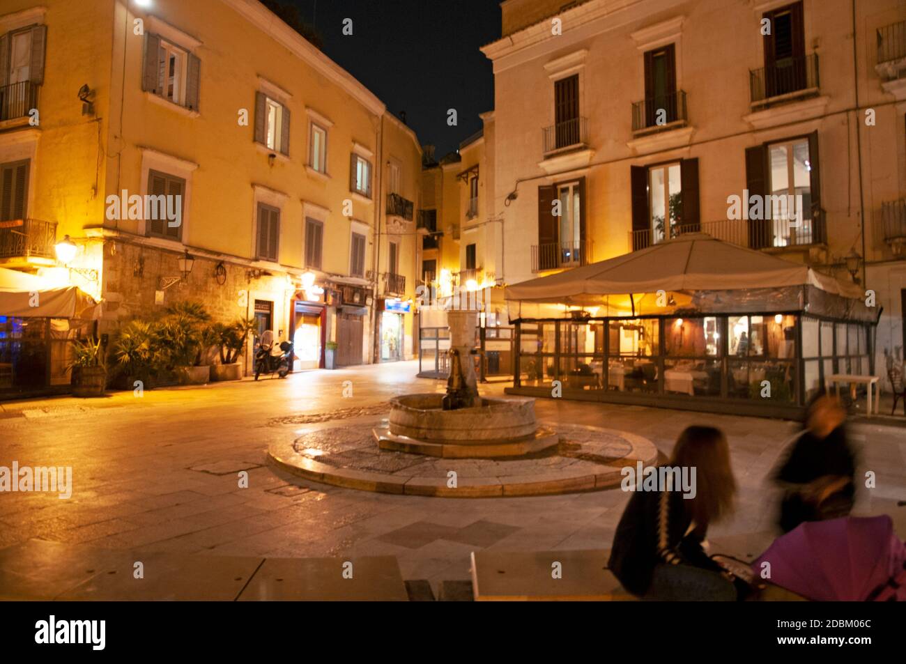 Bari - Piazza Mercantile - Fontana della Pigna - old city Stock Photo ...