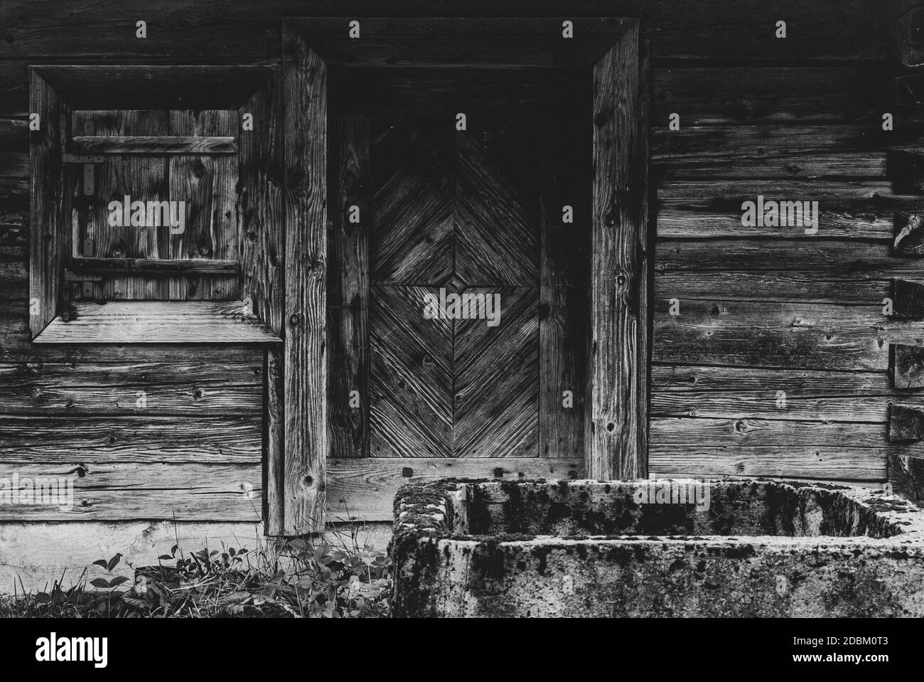 Beautiful Old Wooden wall of an abandoned house with cistern. Texture ...