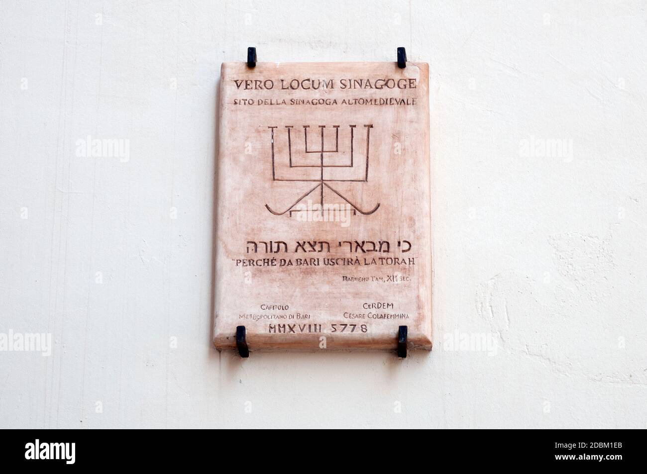 Bari - Lapide sinagoga medievale - old synagogue tombstone Stock Photo ...