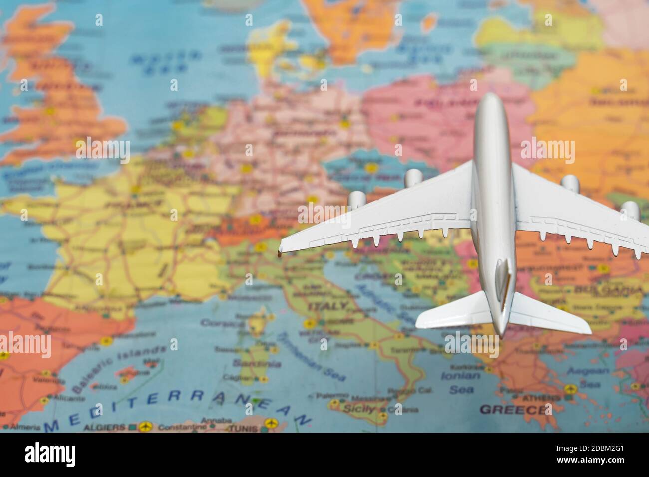 Airplane flying over world map hi-res stock photography and images - Alamy