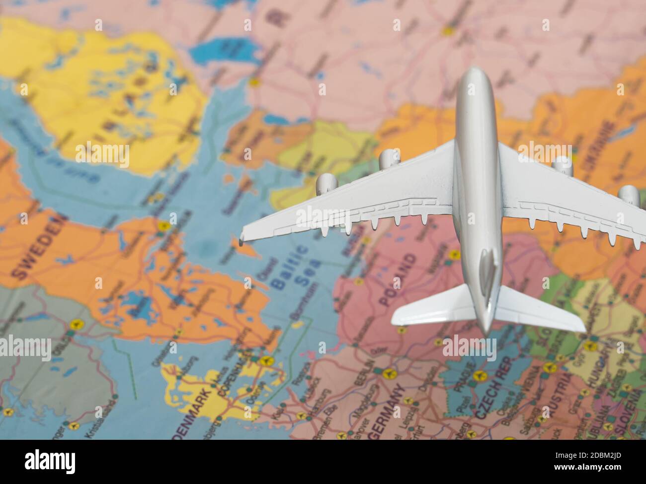 Airplane flying over world map hi-res stock photography and images - Alamy