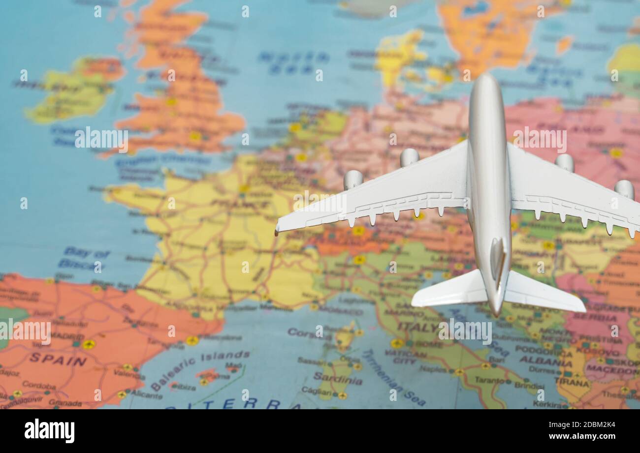 Airplane flying over world map hi-res stock photography and images - Alamy