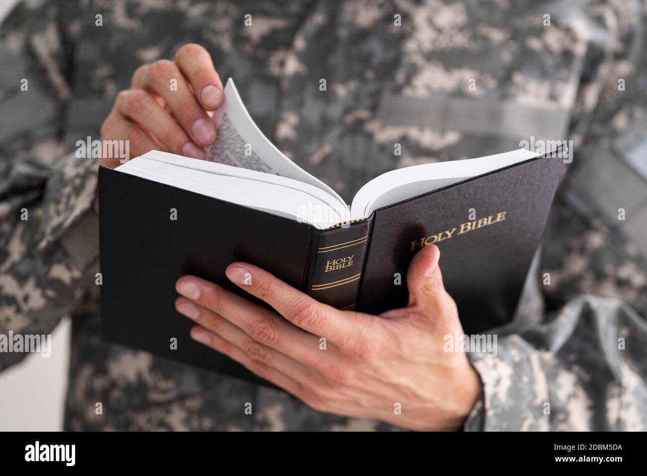 Army soldier reading bible hi-res stock photography and images - Alamy