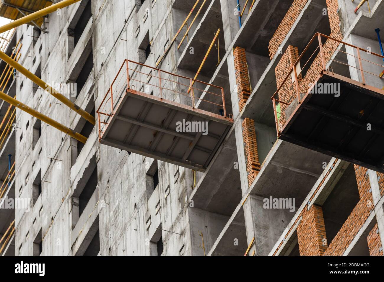 Suspended platform or cradle for construction, installation and repair ...