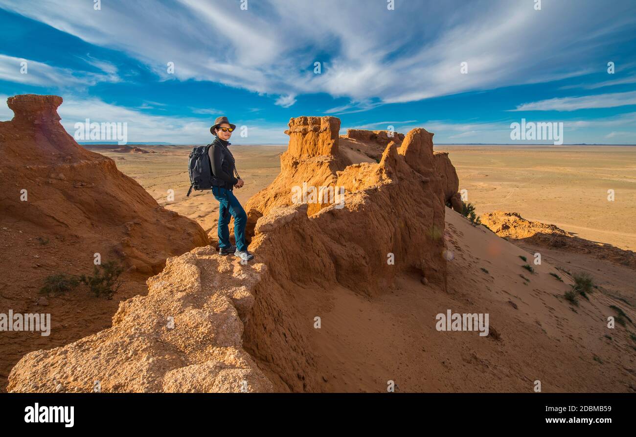 Edge flaming cliffs bayanzag hi-res stock photography and images - Alamy