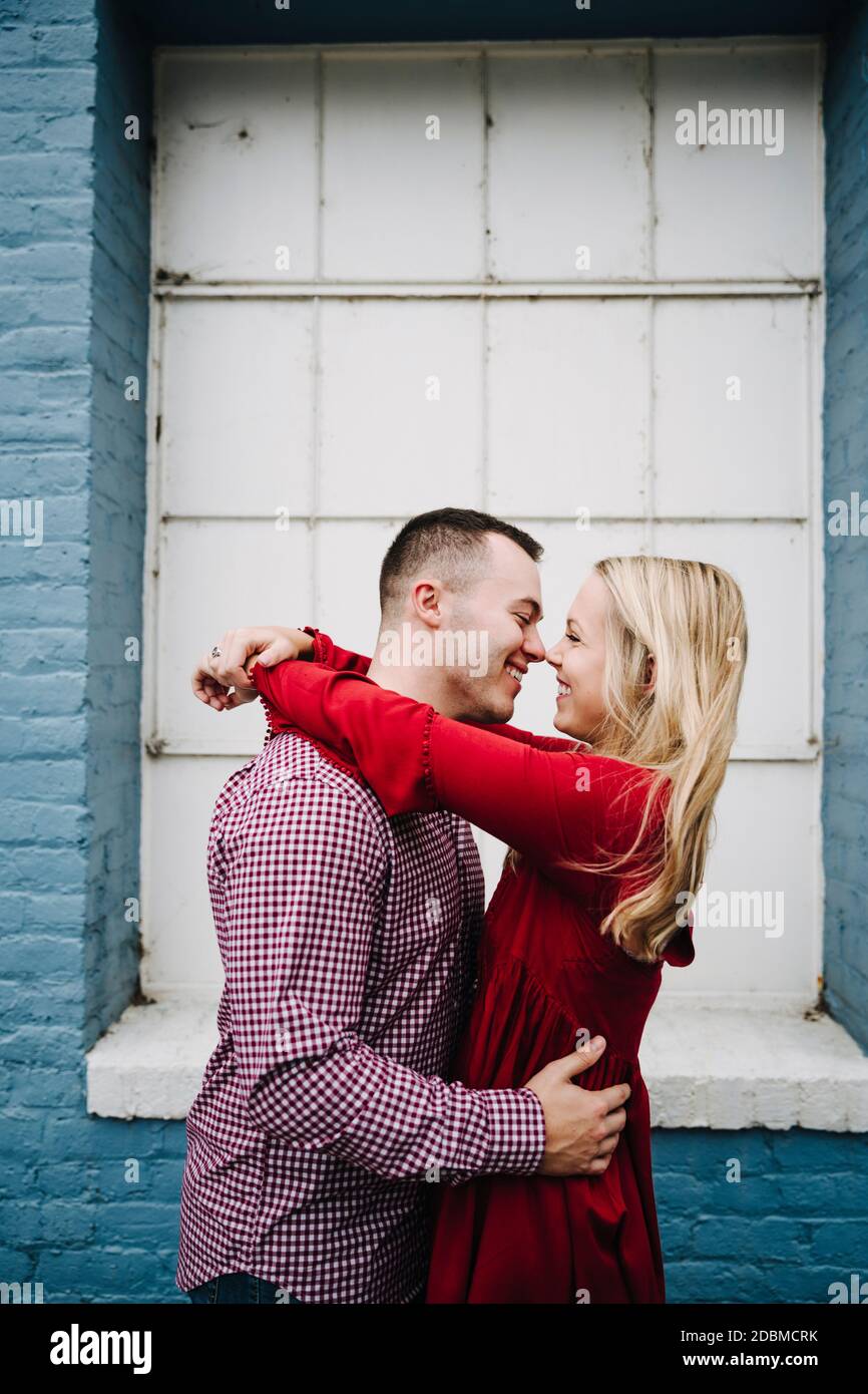 Side view young attractive couple hi-res stock photography and images ...