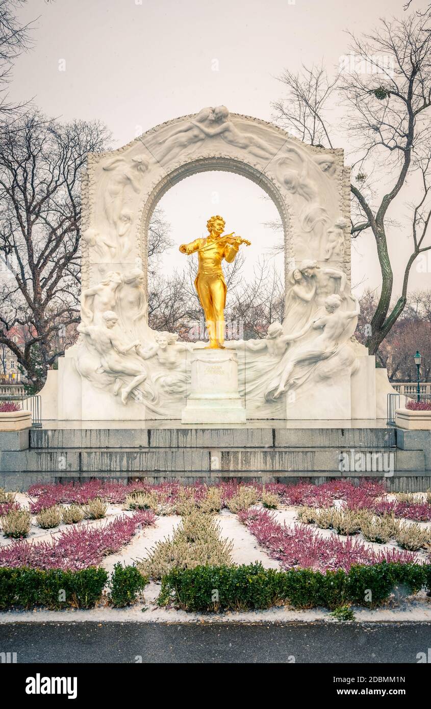 Statue of Johann Strauss in Vienna Stadtpark Stock Photo - Alamy