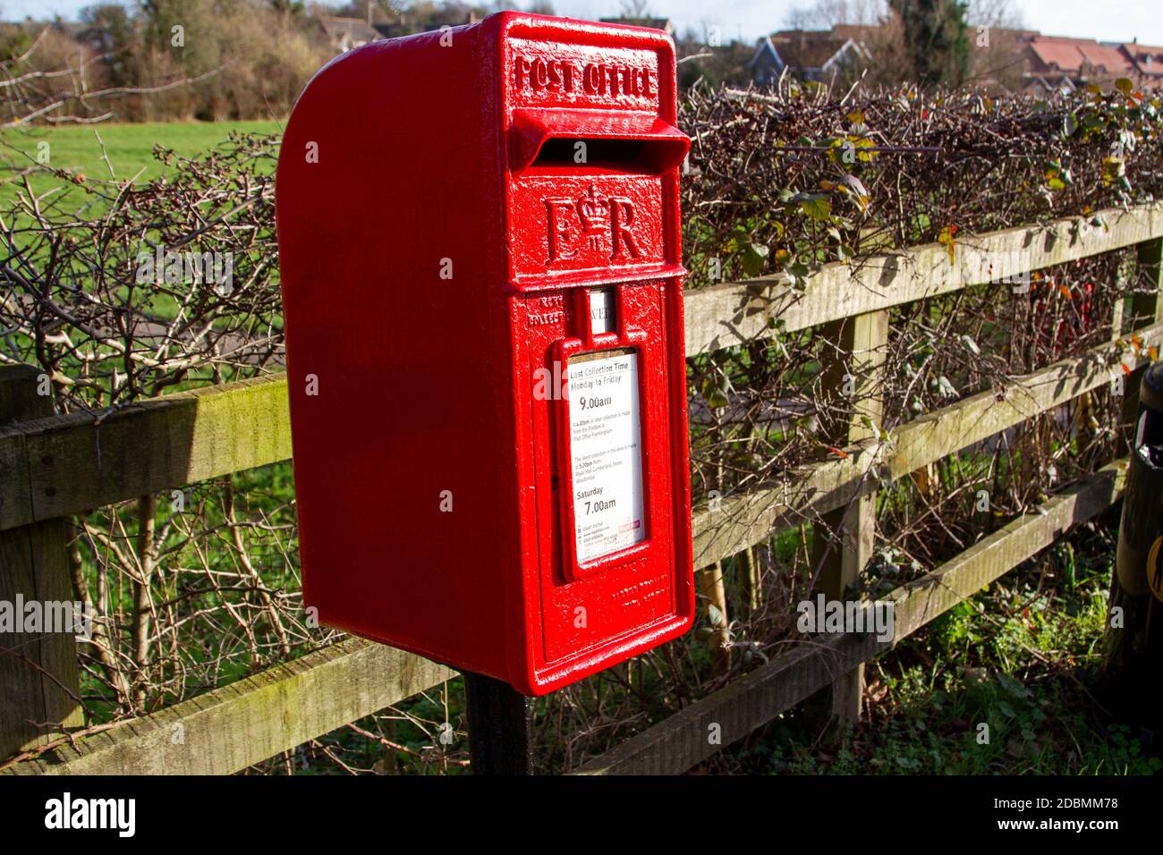 Freshly painted bright red E2R British post box Stock Photo - Alamy