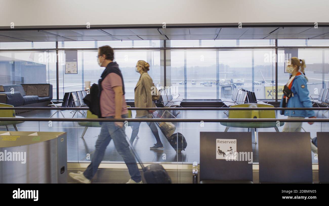 Passengers at the departure gates hi-res stock photography and images ...
