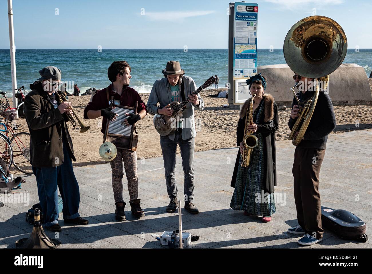 Group of musicians hi-res stock photography and images - Alamy