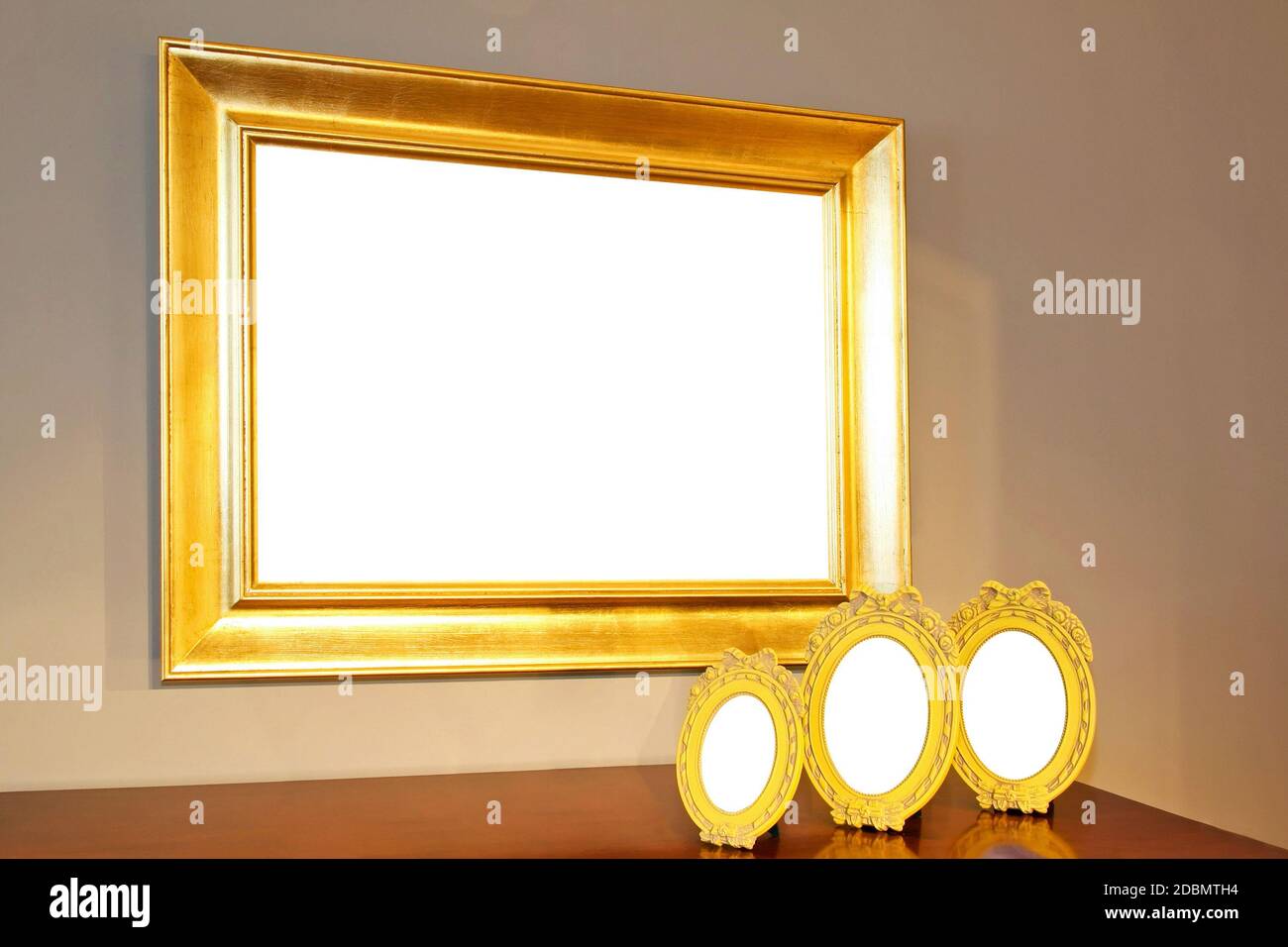 Oval picture frames antique hi-res stock photography and images - Alamy