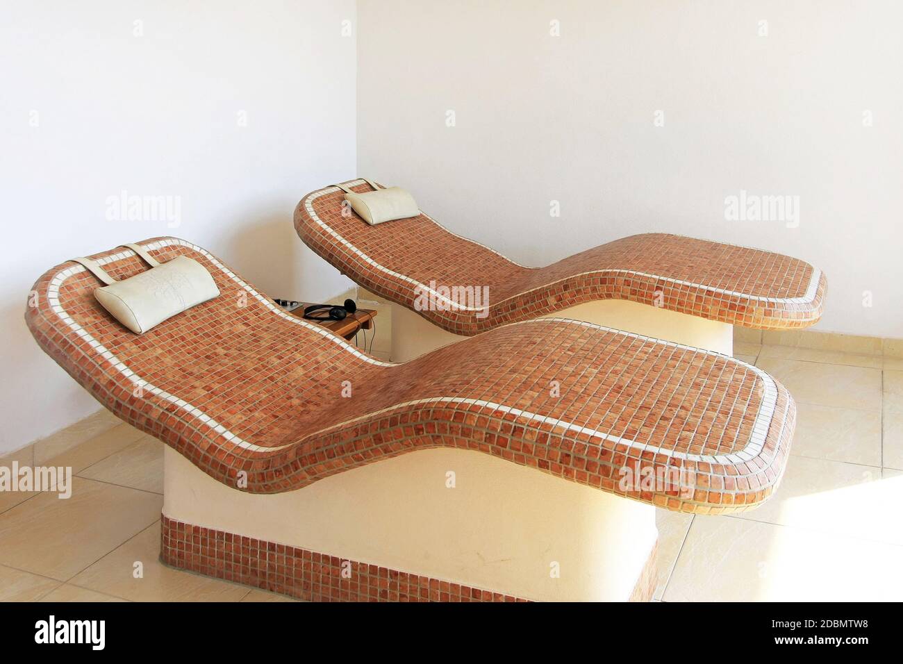Spa interior beds hi-res stock photography and images - Alamy