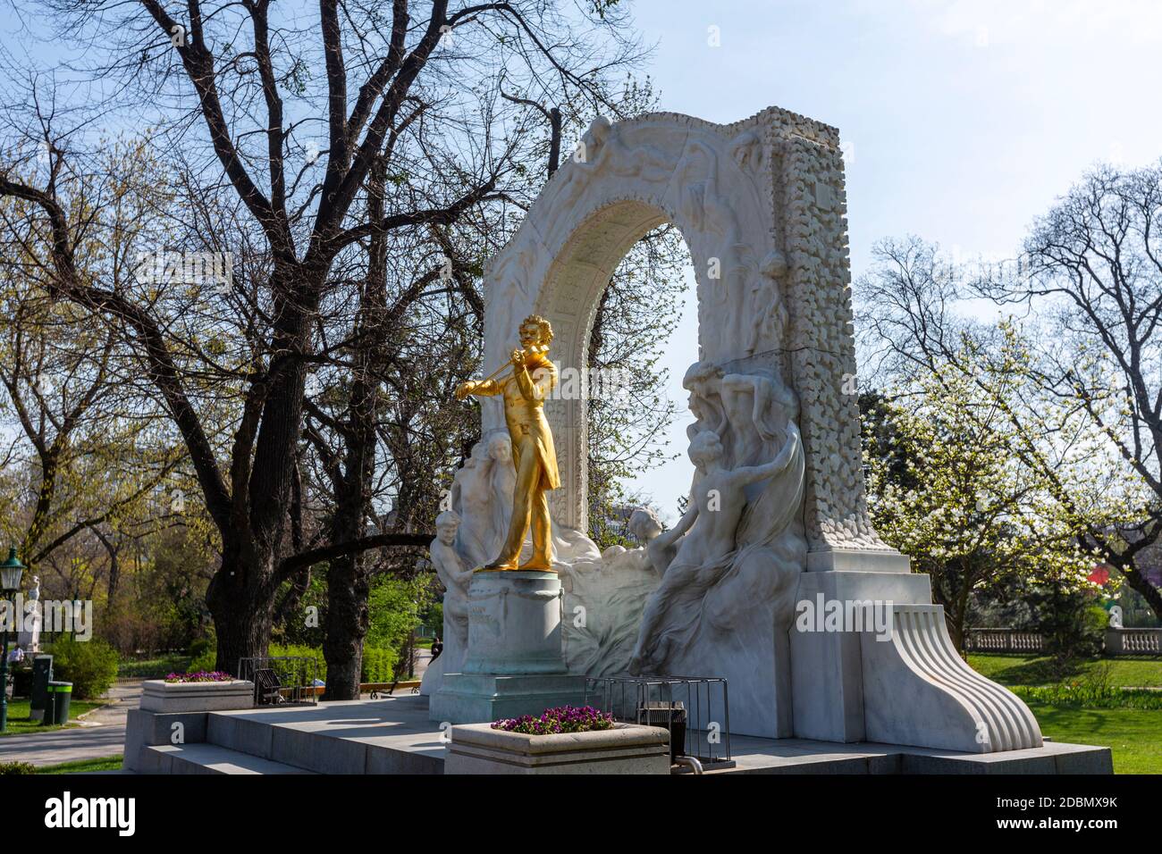 Johann Strauss Monument, Edmund Hellmer's golden Strauss Monument in ...