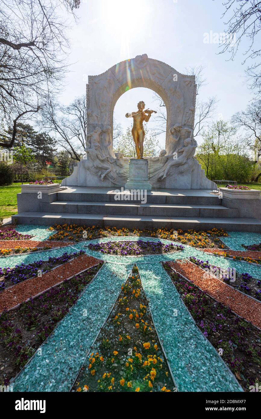 Johann Strauss Monument, Edmund Hellmer's golden Strauss Monument in ...