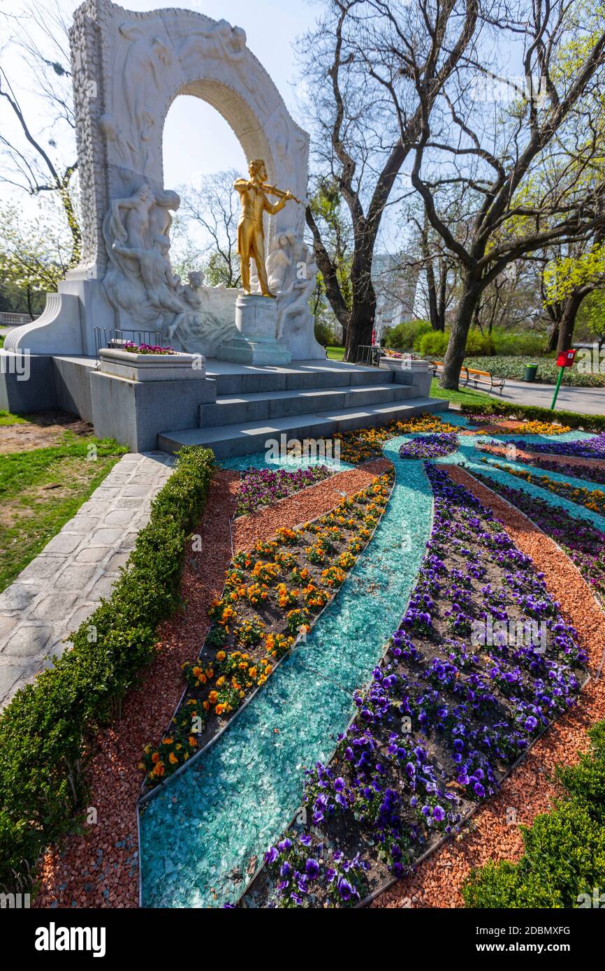 Johann Strauss Monument, Edmund Hellmer's golden Strauss Monument in ...
