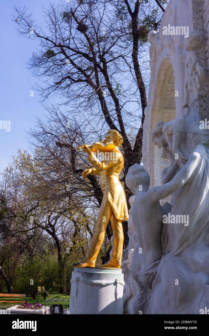 Johann Strauss Monument, Edmund Hellmer's golden Strauss Monument in ...