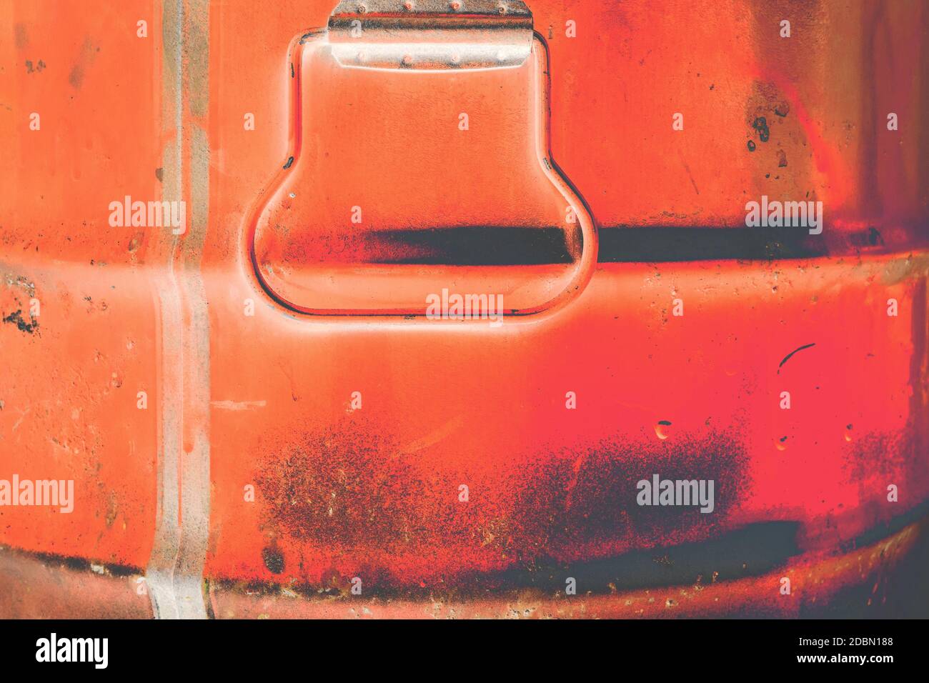 Red grunge color can. Metal can with red paint drips Stock Photo - Alamy