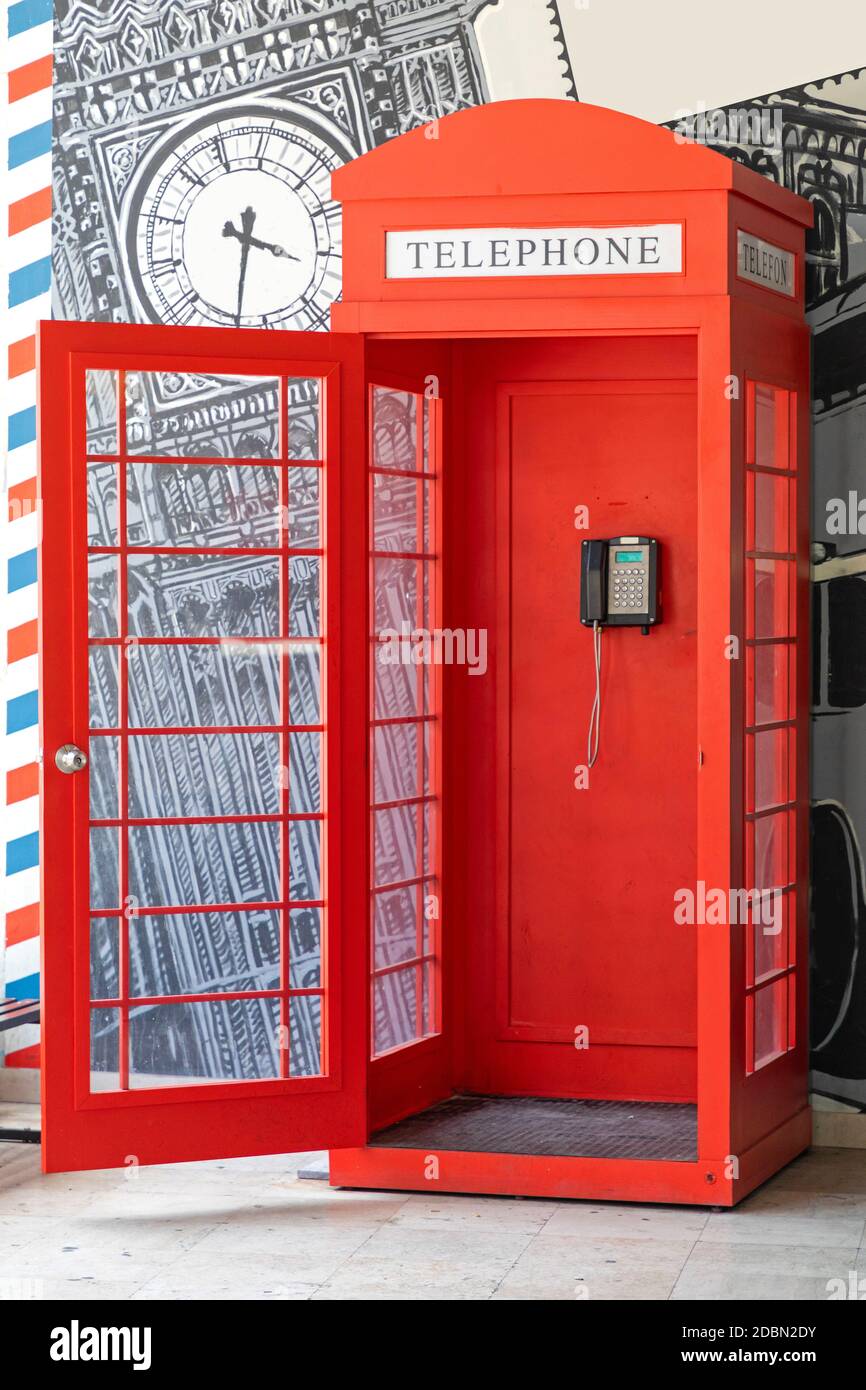 Open door red telephone hi-res stock photography and images - Alamy