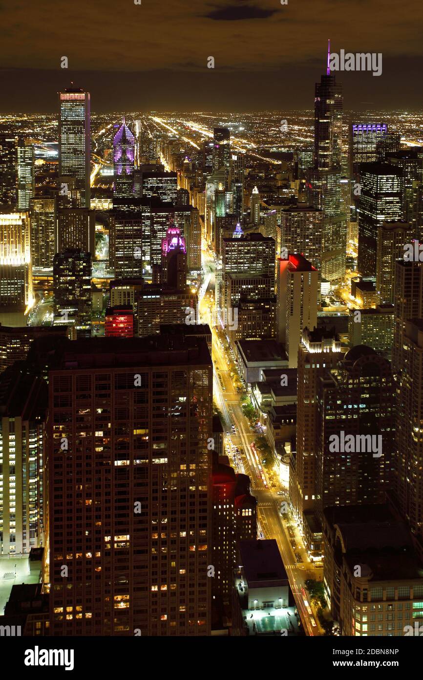 HKHX86 Atmospheric scene of Chicago at night showing Michigan Avenue ...