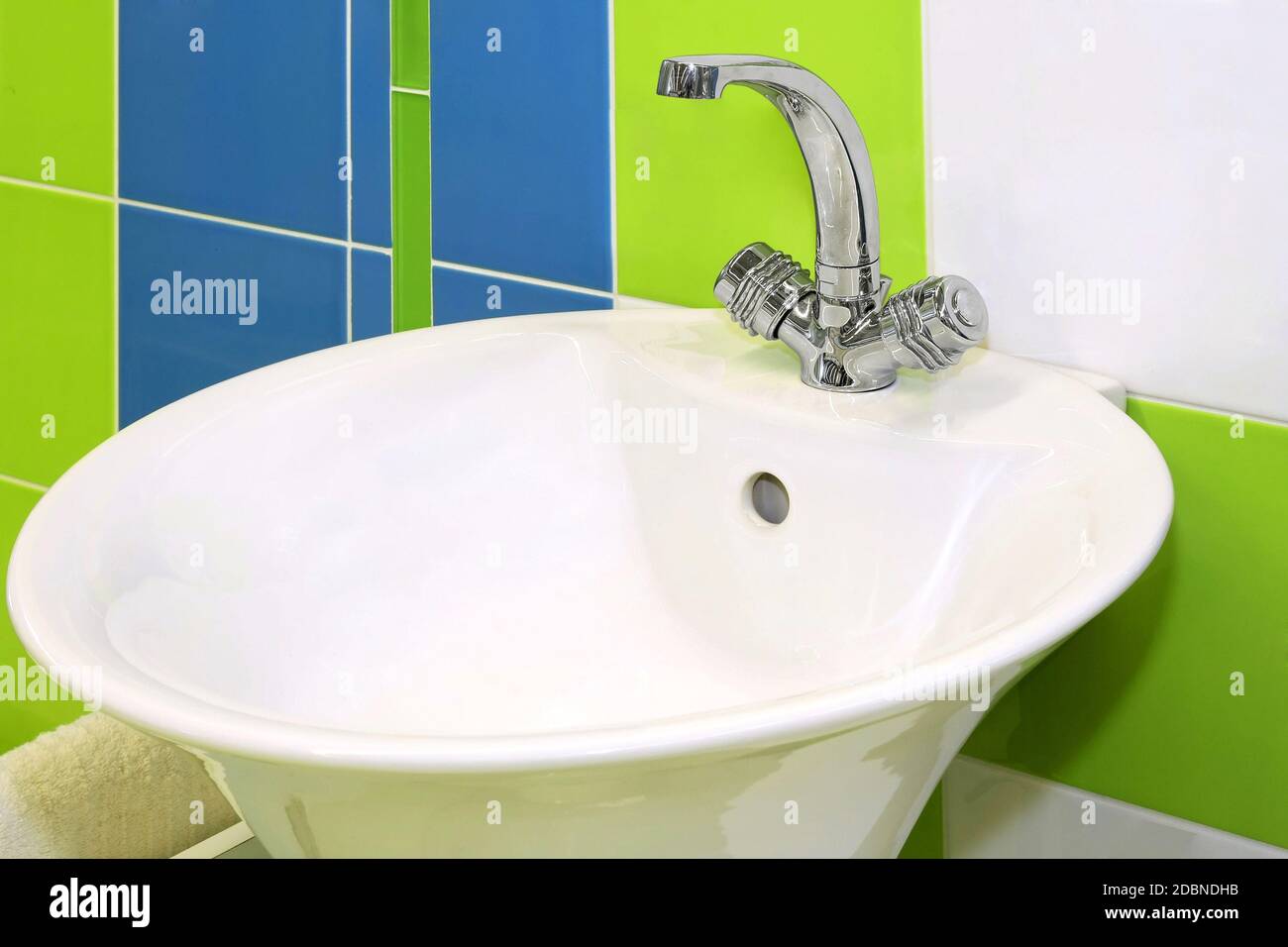 Close up shot of modern wash basin Stock Photo - Alamy