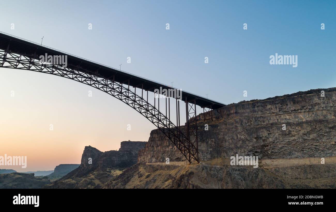 Dusk falls over city hi-res stock photography and images - Alamy