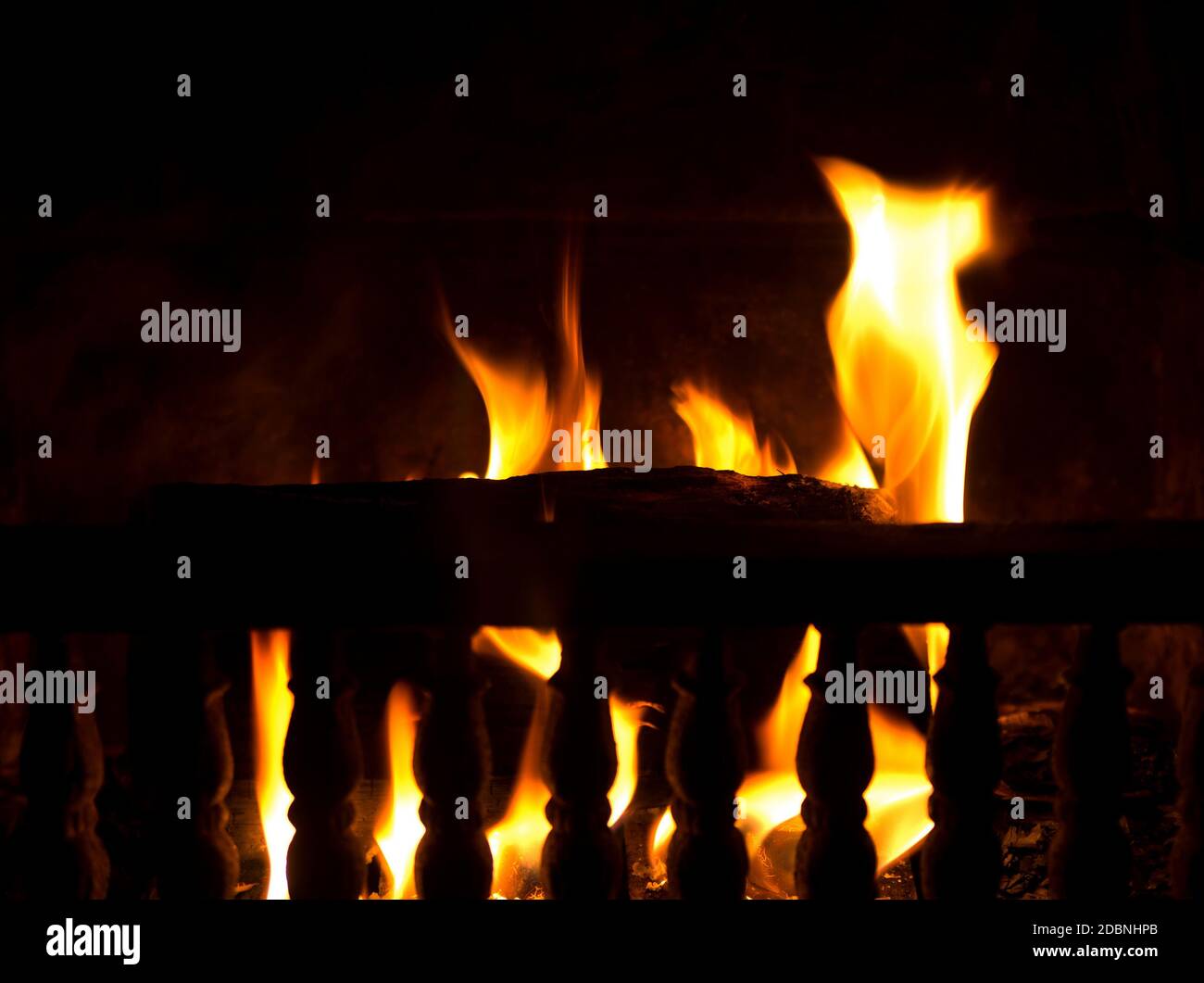 Traditional yule log wood hi-res stock photography and images - Alamy