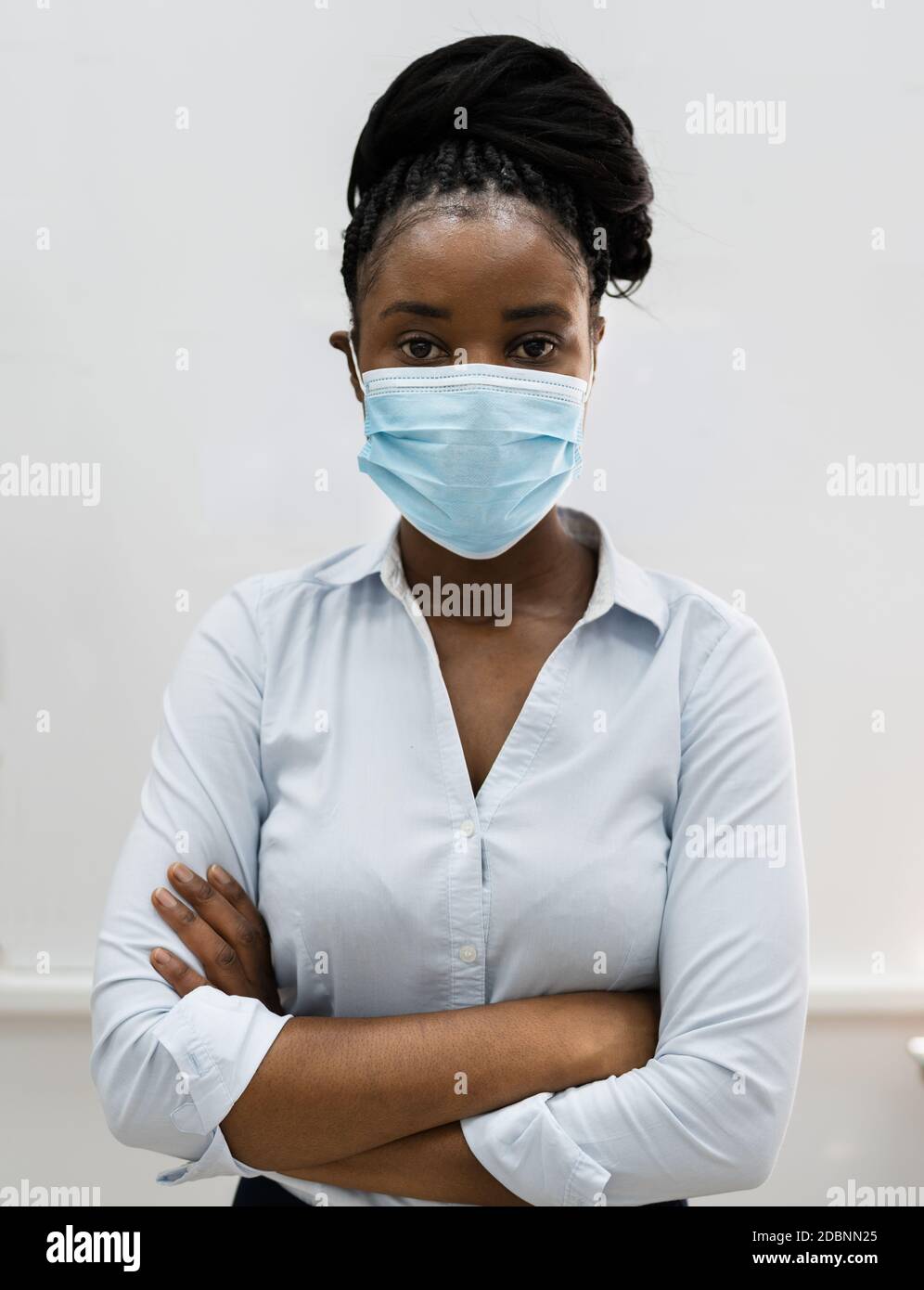 African American Woman Wearing Medical Face Mask Stock Photo - Alamy