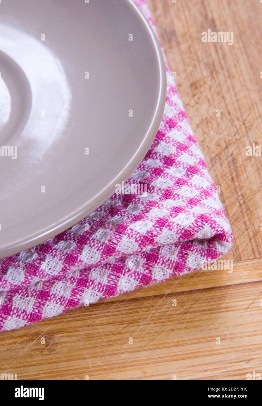 dish plate over kitchen towel Stock Photo - Alamy